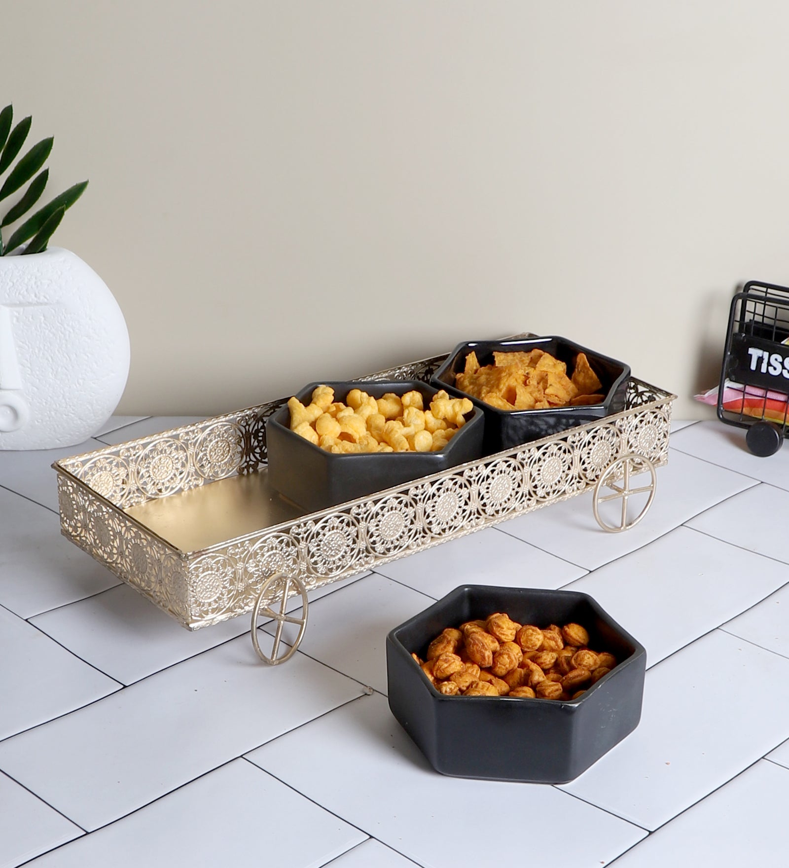 Metal Thela With Three Ceramic Bowls – Wall Melody